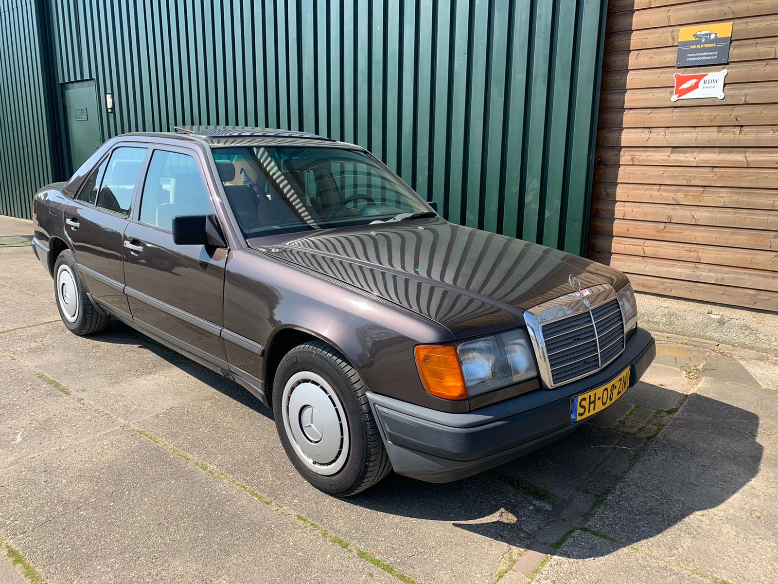 Mercedes-Benz W124 250D Schuifdakje - MB Oldtimers